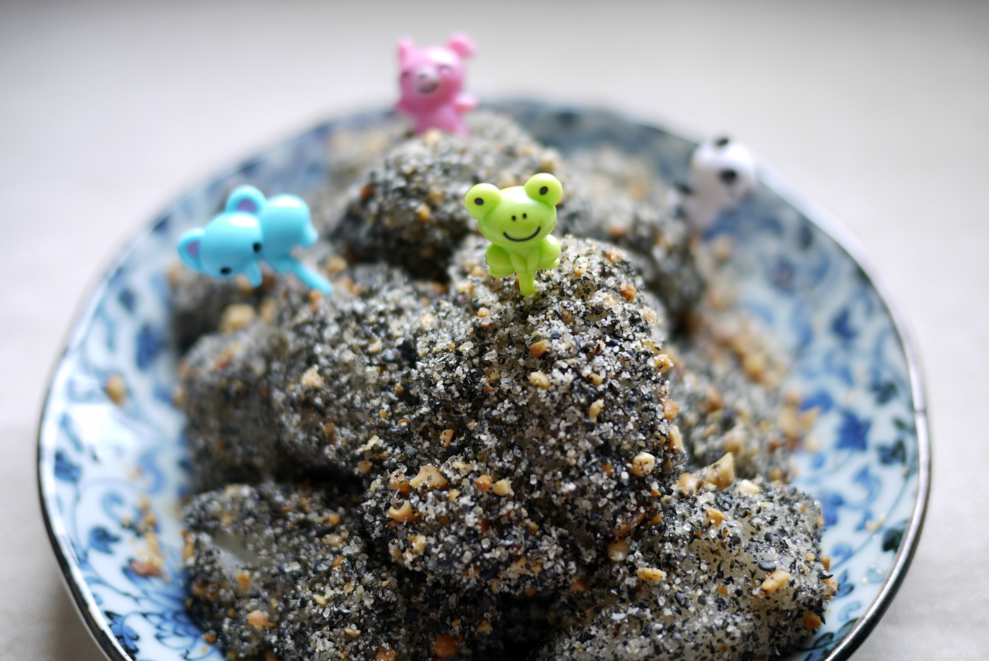 Muah Chee With Black Sesame Powder – MONO and CO
